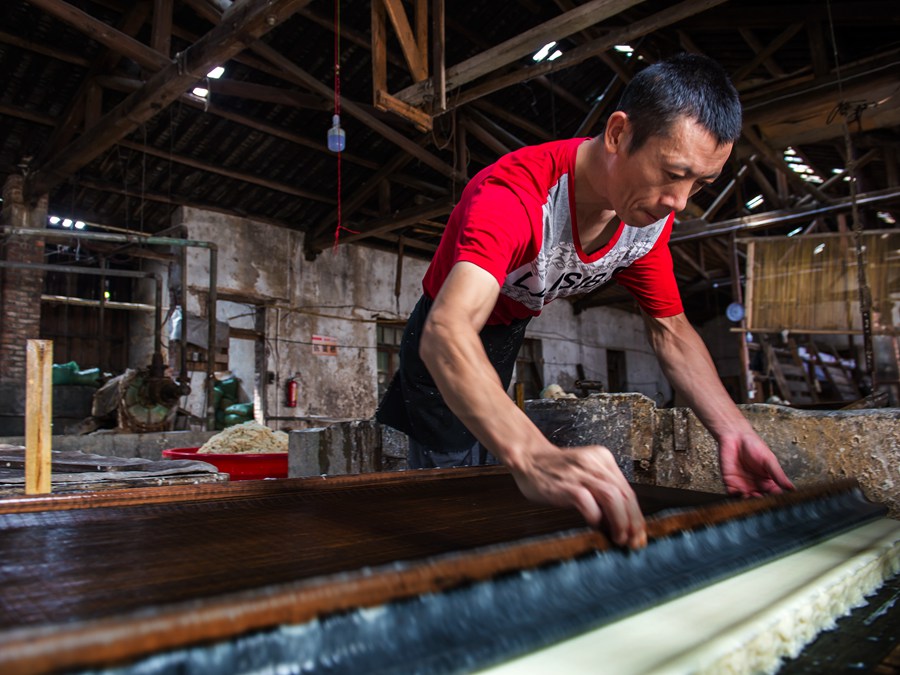 Handmade bamboo papermaking continues to be carried on in SE China’s ...
