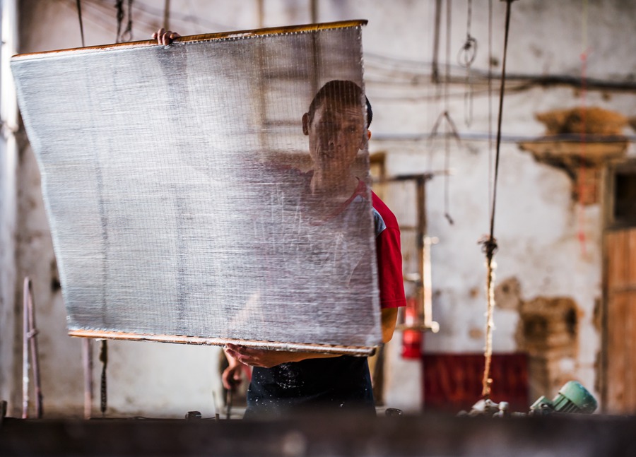 Handmade bamboo papermaking continues to be carried on in SE China’s ...